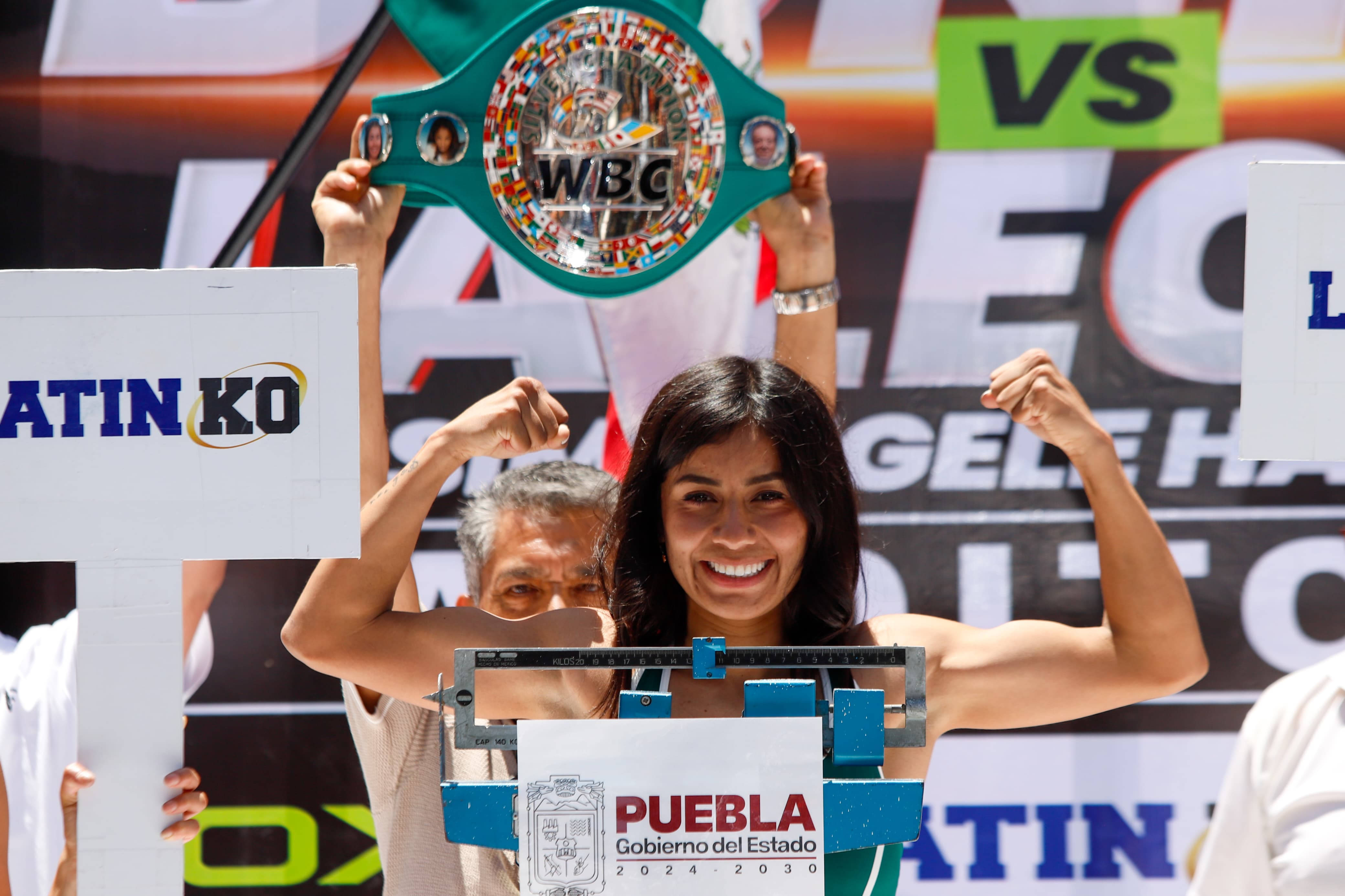 Gaby 'La Bonita' Sánchez y su rival cumplen con la báscula para pelea con causa