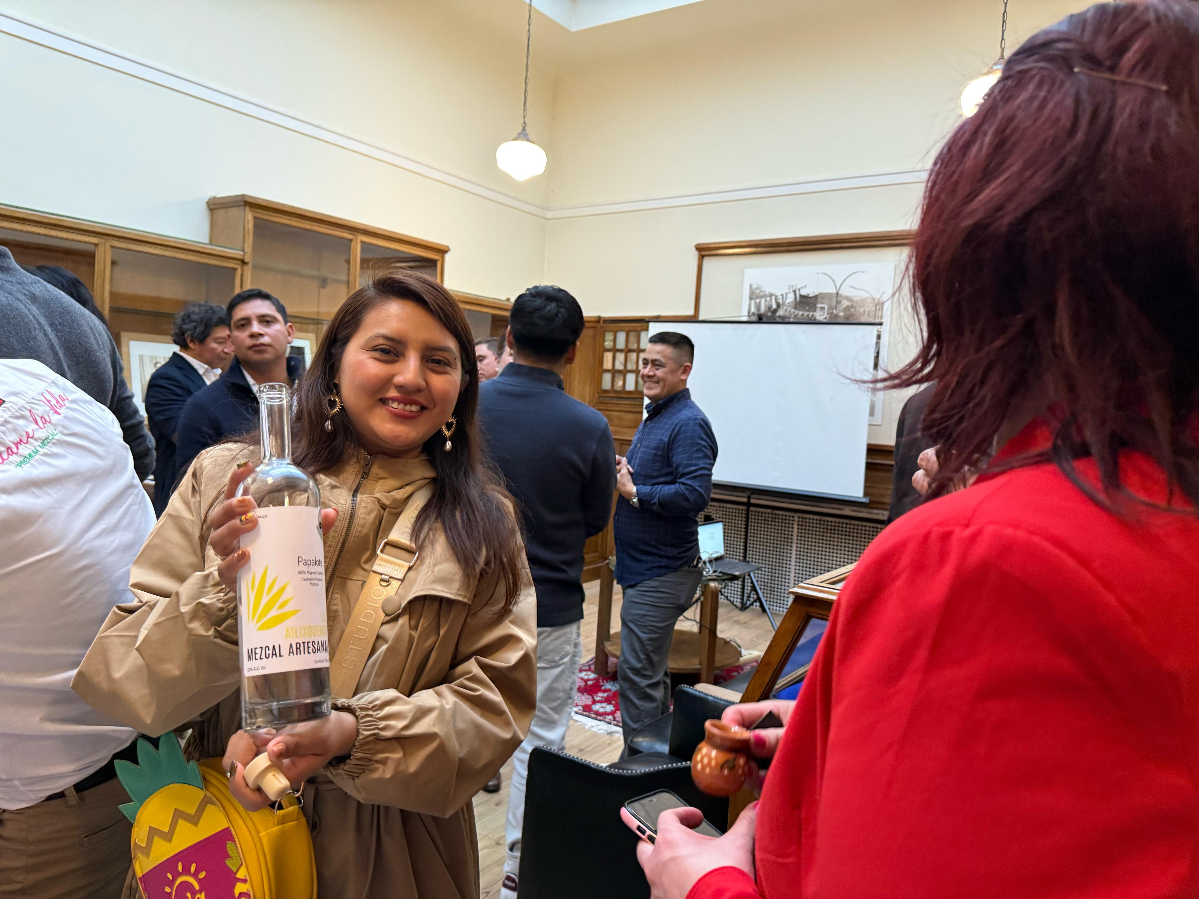 Promueve gobierno estatal exportación de mezcal poblano al Caribe, África, Francia y España